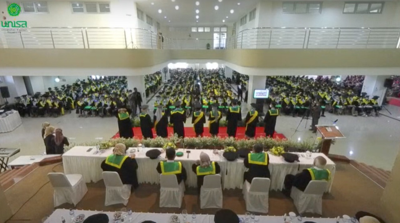 Rektor UNISA Yogyakarta Wisuda 556 lulusan Magister, sarjana, dan ...