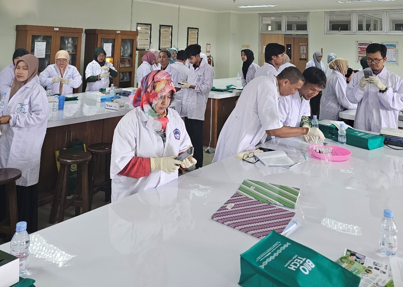 Workshop EduBioLab Memperkenalkan Bioteknologi dan Pembuatan Sunscreen ...