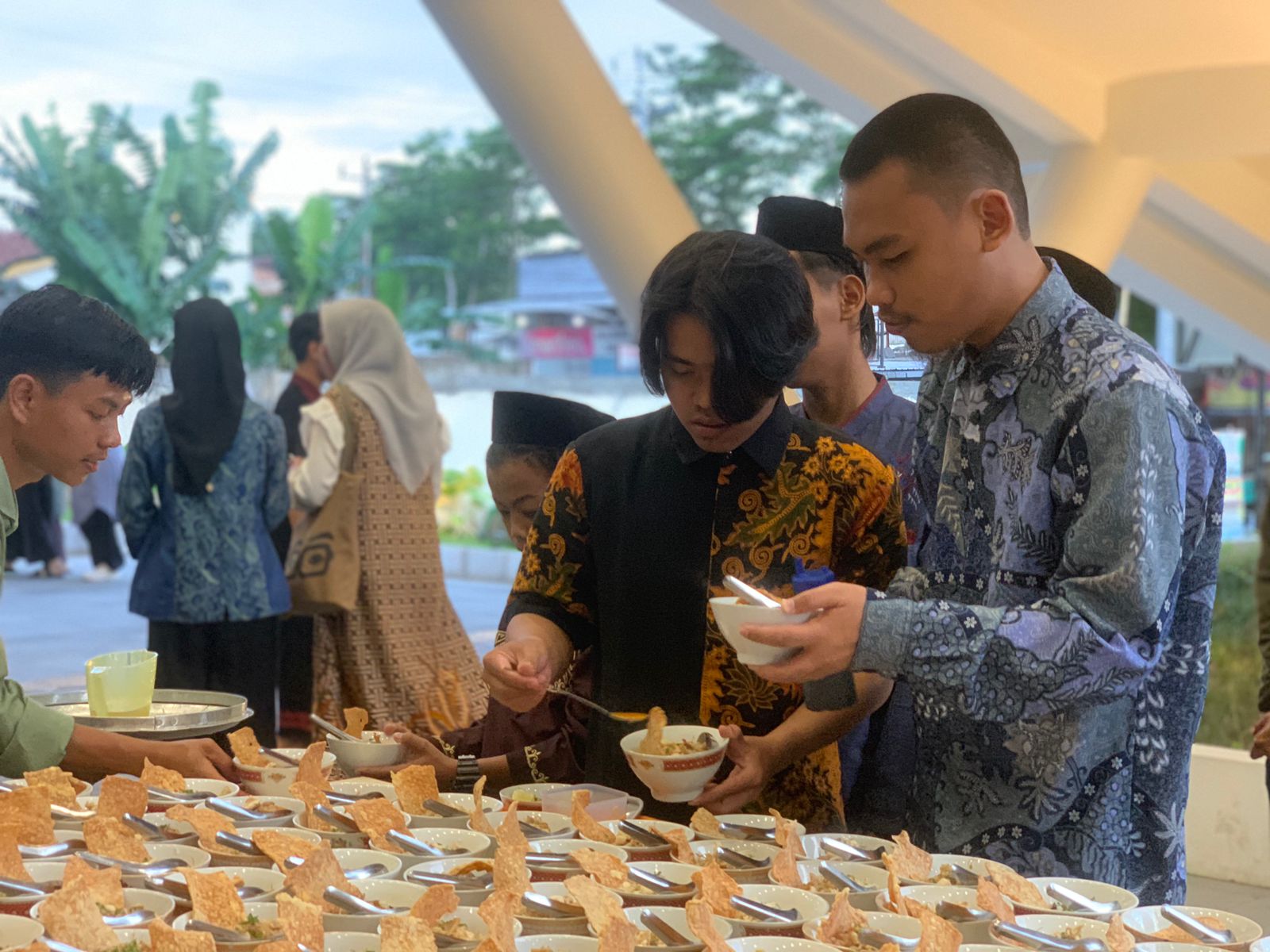 Masjid Walidah Dahlan UNISA Yogyakarta Bagikan 500 Porsi Buka Puasa - Universitas 'Aisyiyah ...