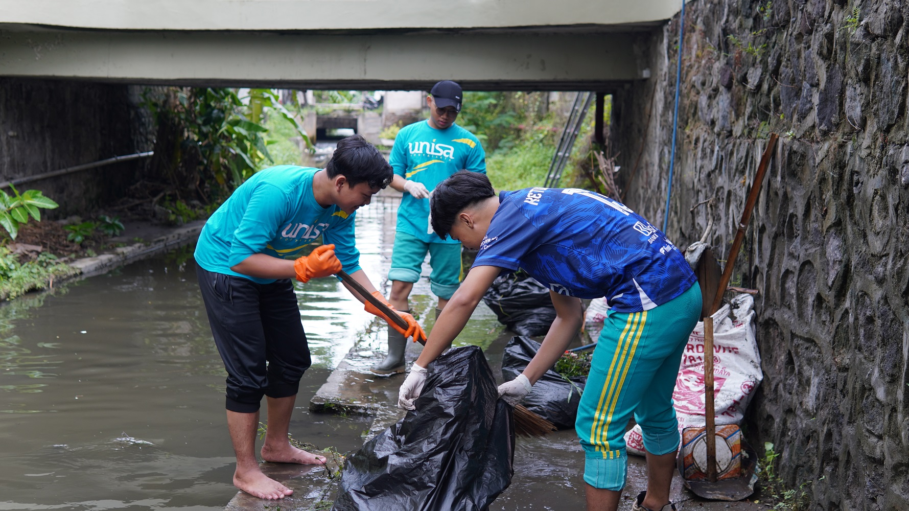 FST UNISA Gelar Aksi bersih Sungai,dan Tebar Benih Ikan