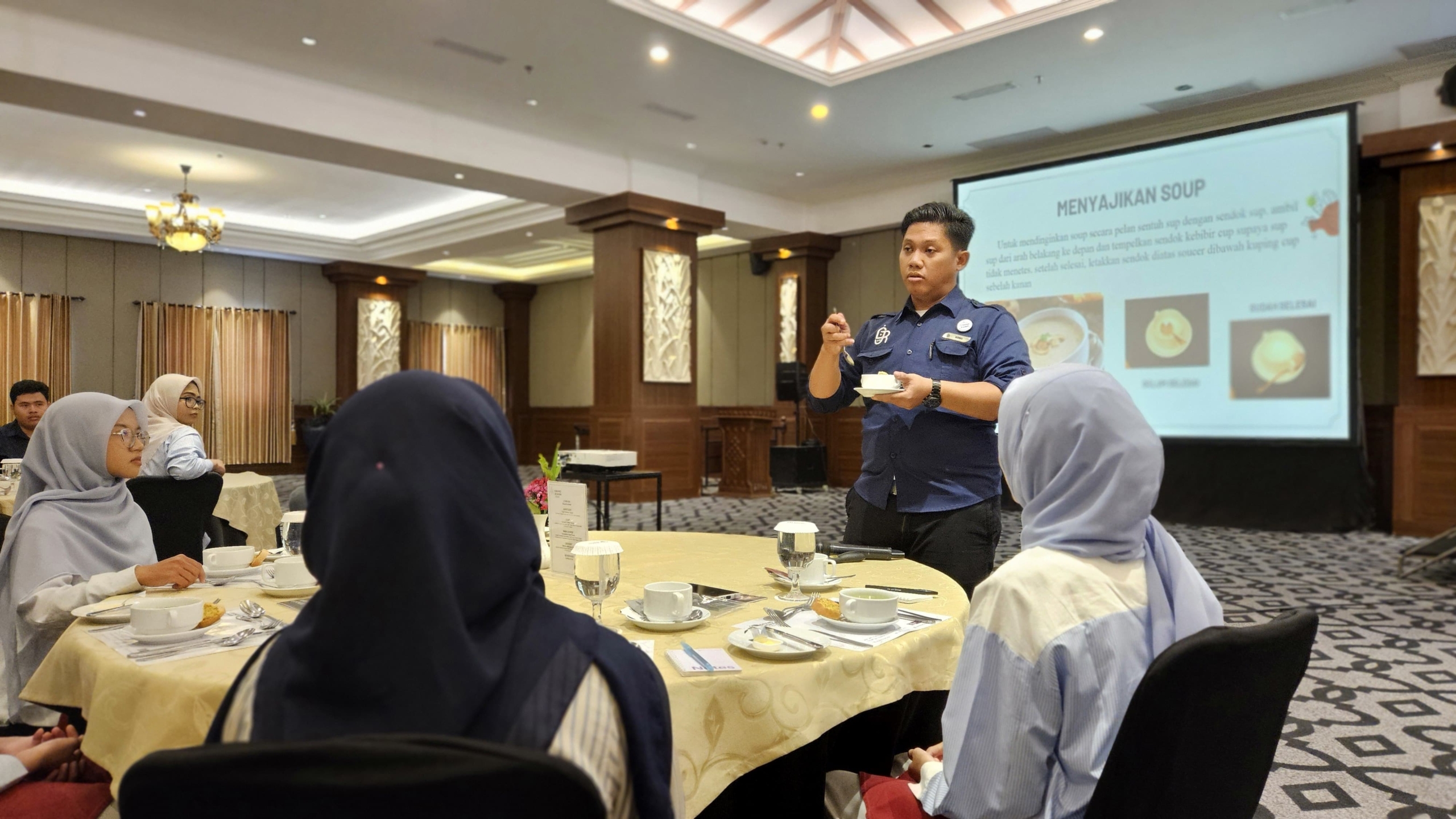 Prodi Gizi UNISA Yogya Ajak 102 Mahasiswa Table Manner